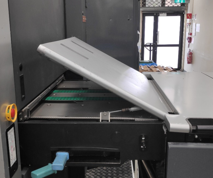 Installing the feeder bridge coverhandle | Soporte HP®